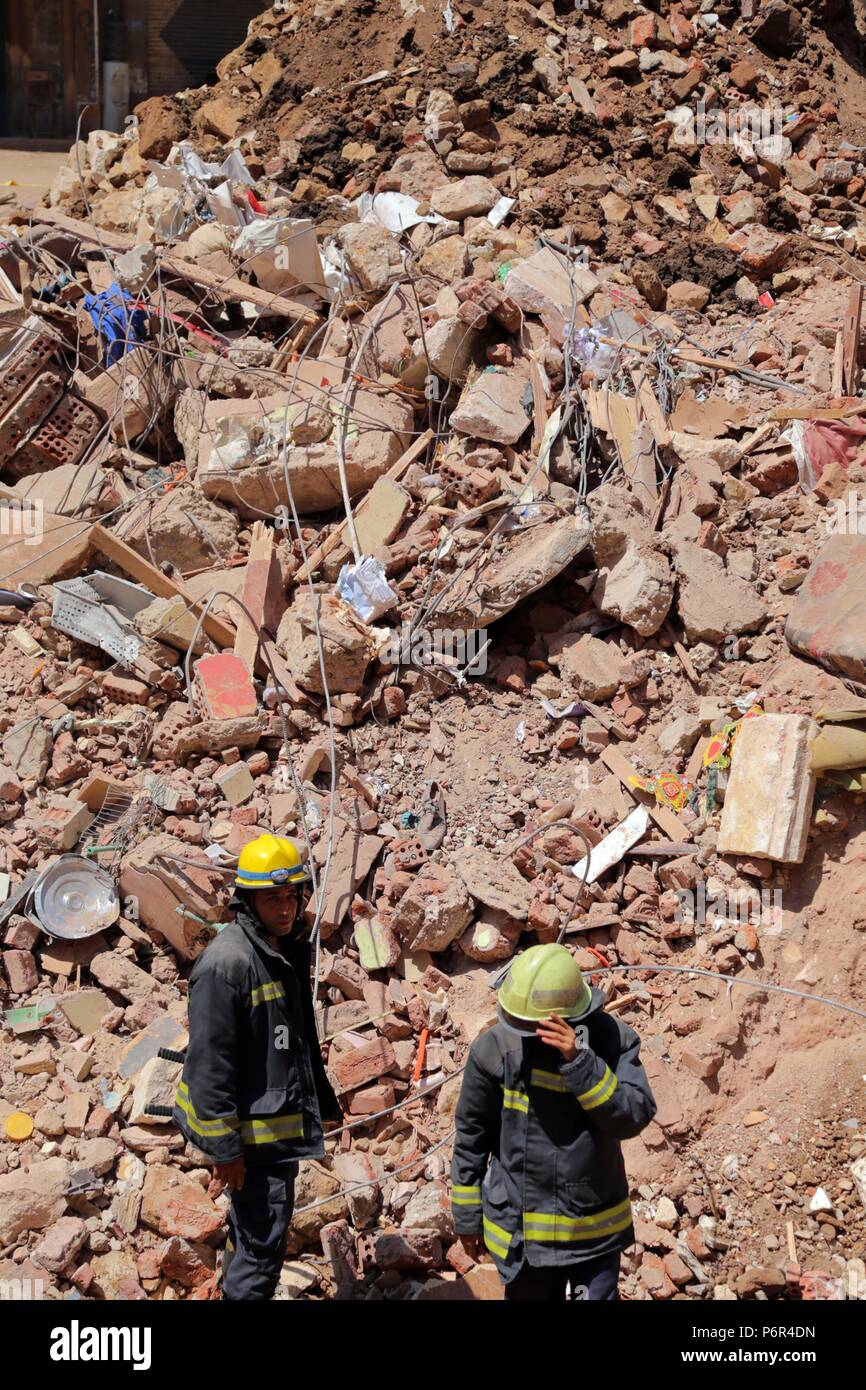 Cairo, Egypt. 2nd July, 2018. Egyptian rescuers work at the building ...