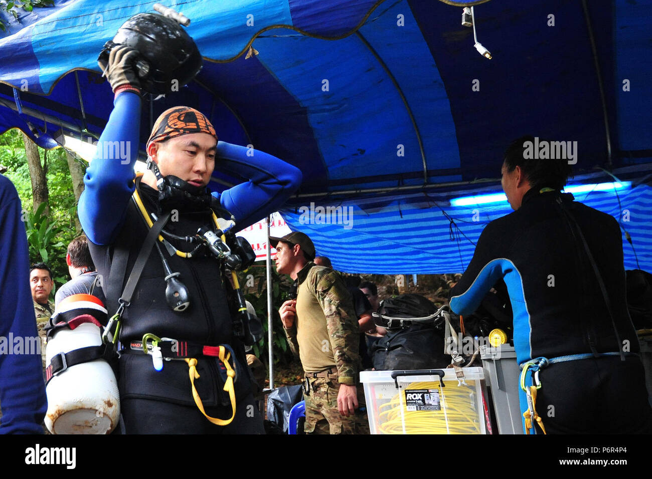 Thailand cave rescue soccer team hi-res stock photography and images ...