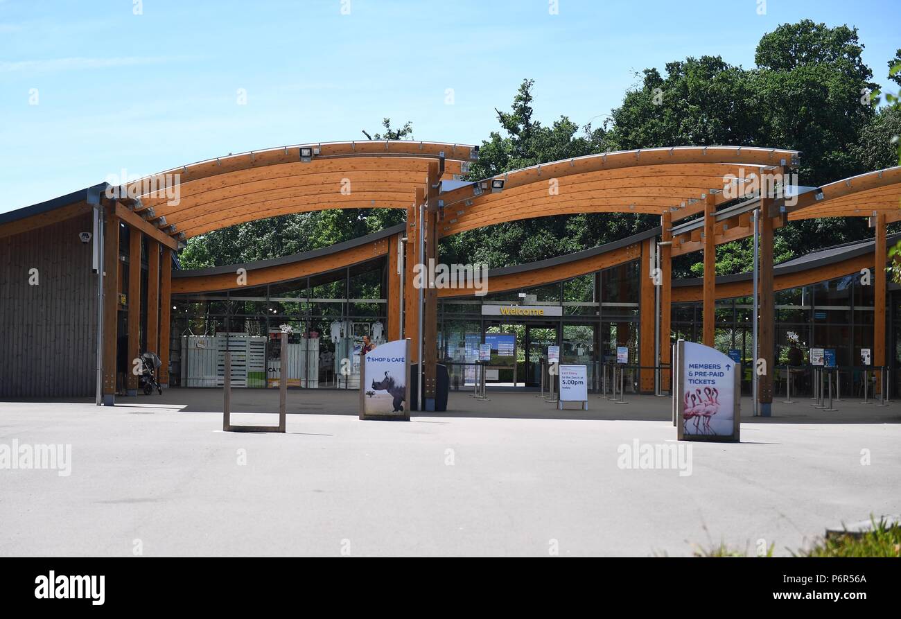 London zoo entrance hi-res stock photography and images - Alamy