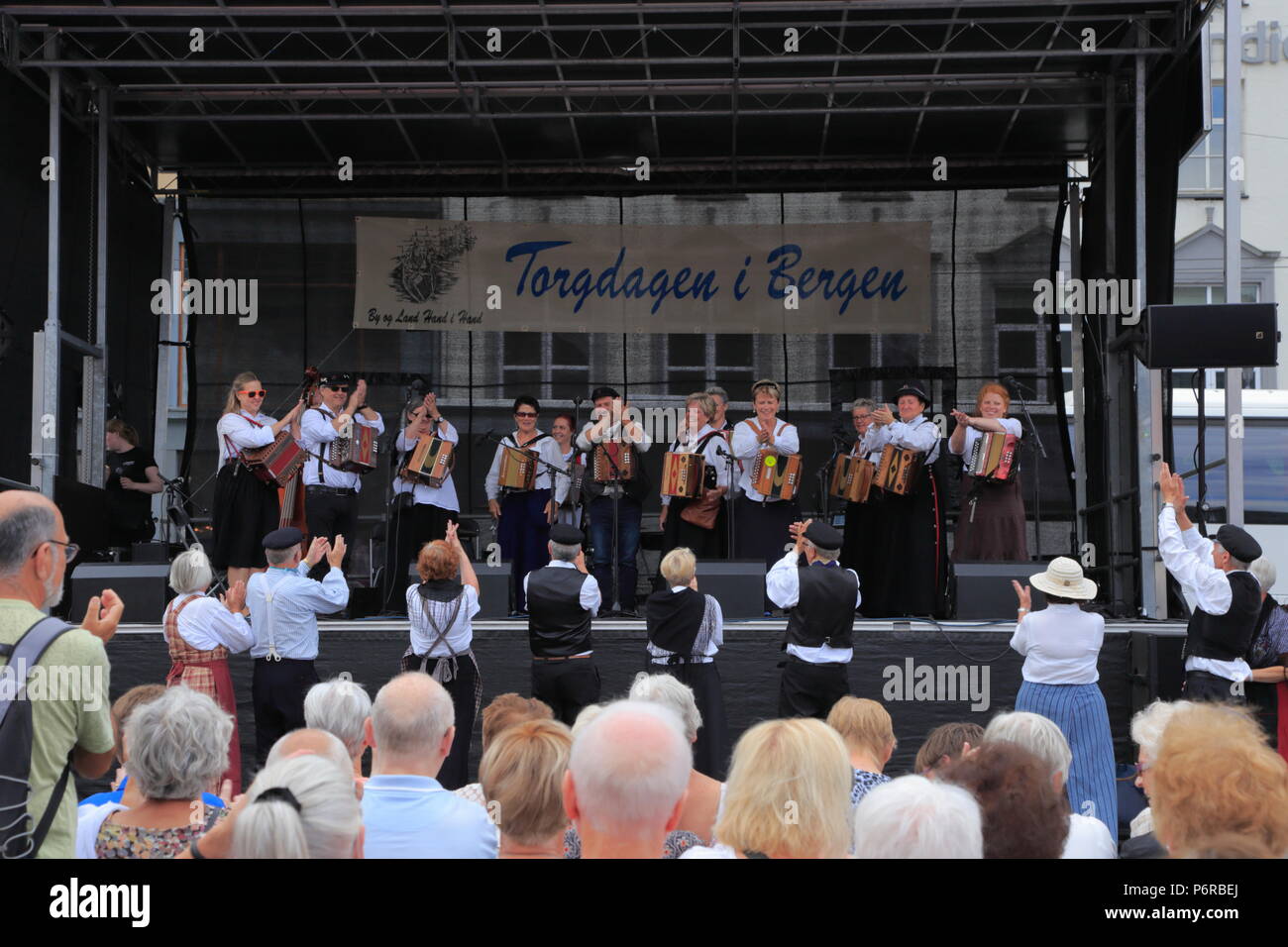 Audience clapping theatre hi-res stock photography and images - Alamy