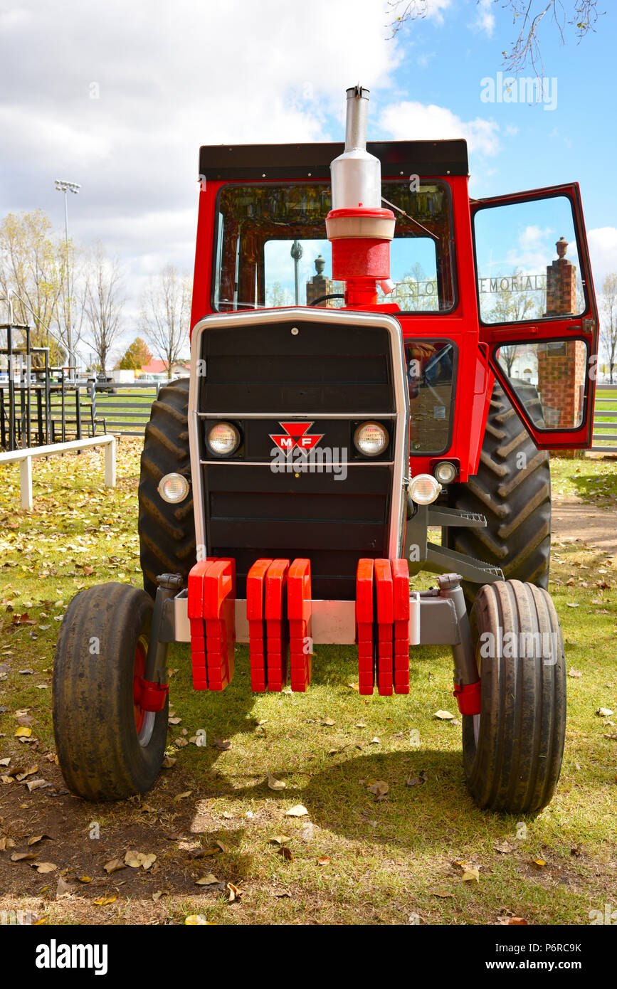 massey ferguson MF 1155 tractor at the glen innes truck and tractor ...