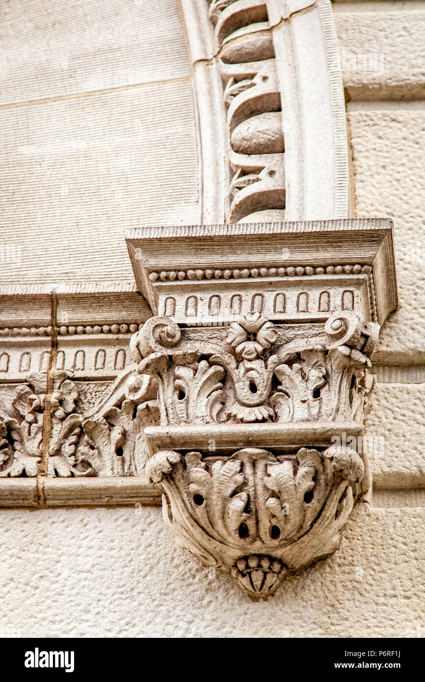 Cornice detail hi-res stock photography and images - Alamy