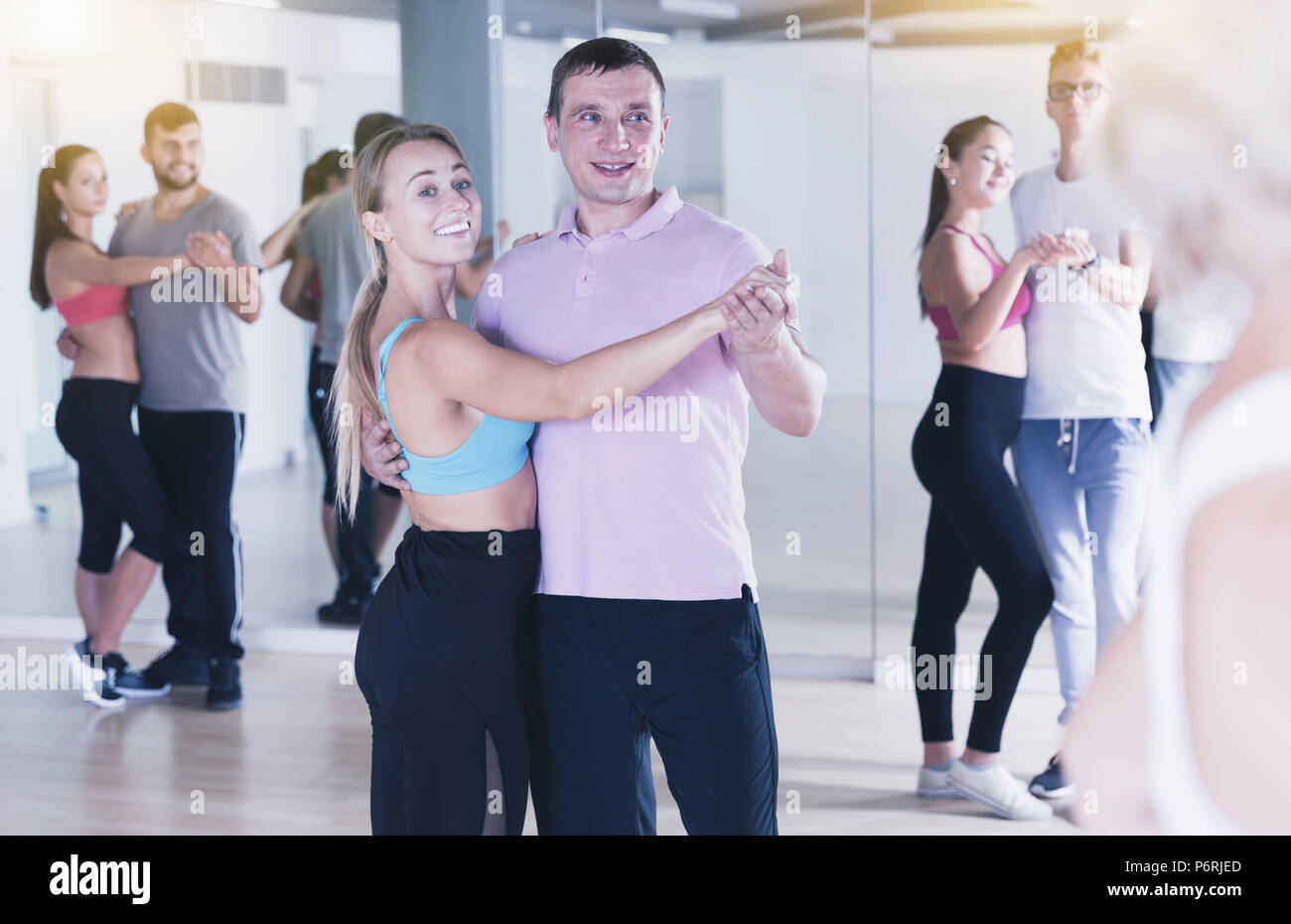 Couple slow dance embrace hi-res stock photography and images - Alamy