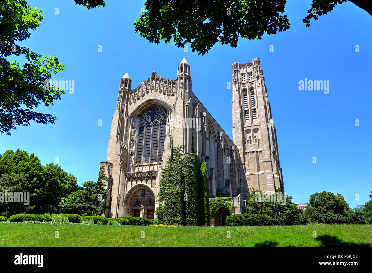 University chicago gothic building exterior hi-res stock photography ...