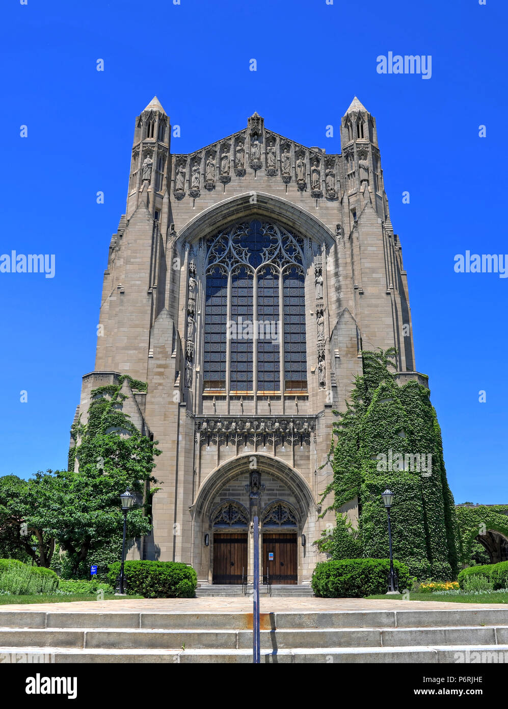 University chicago gothic building exterior hi-res stock photography ...
