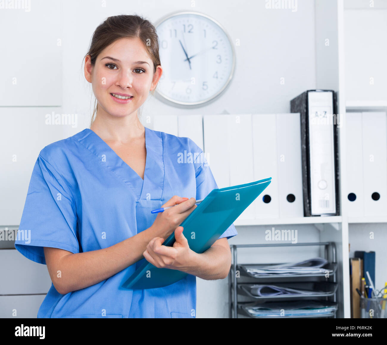 Female surgery assistant standing table hi-res stock photography and ...