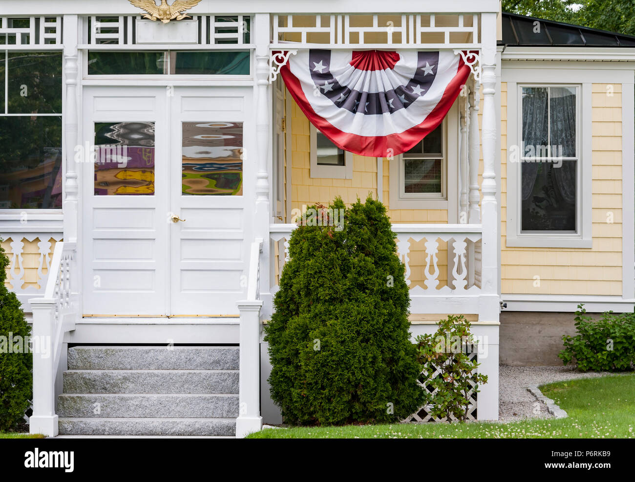 Front porch america hi-res stock photography and images - Alamy