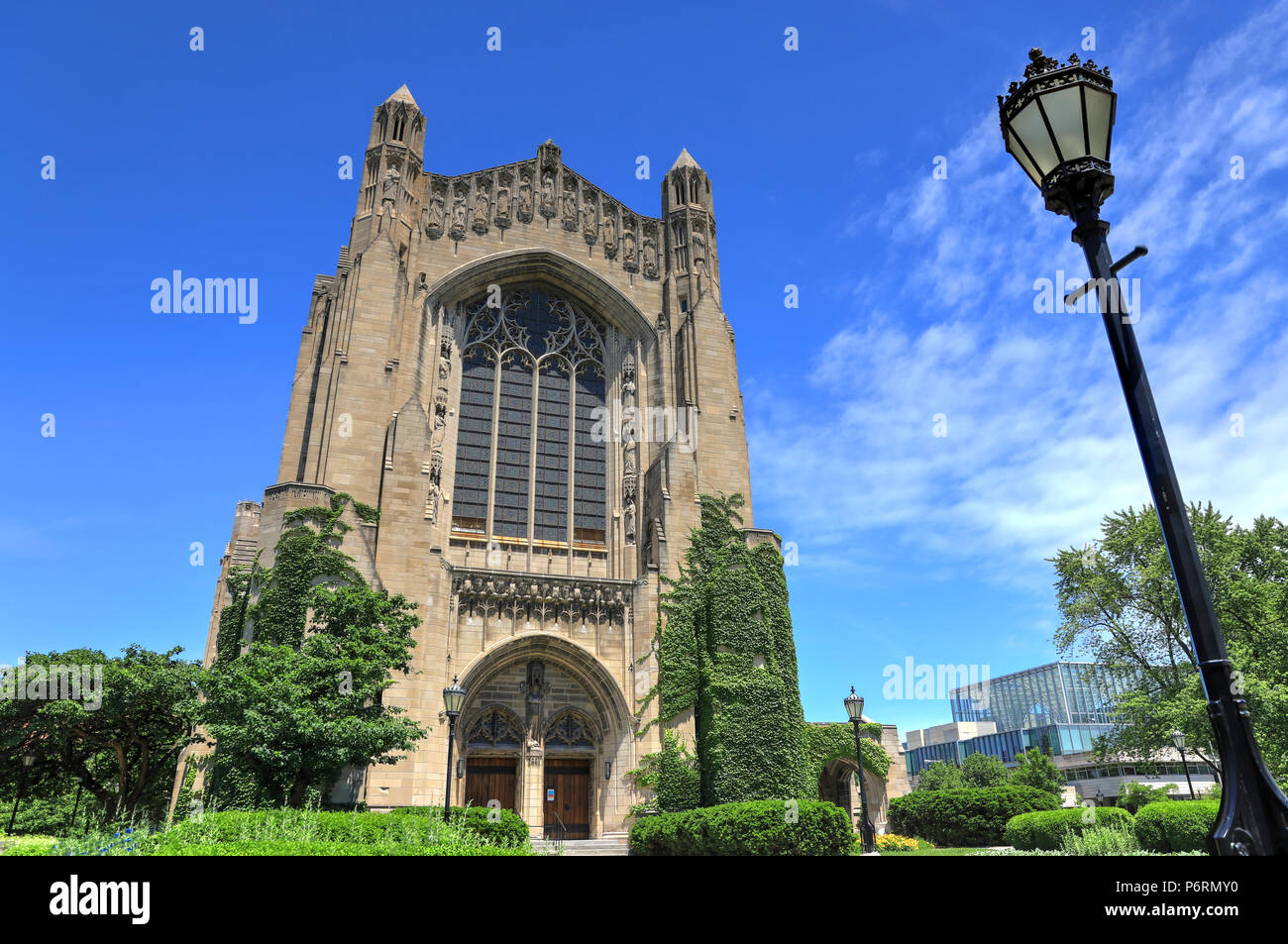 University chicago gothic building exterior hi-res stock photography ...