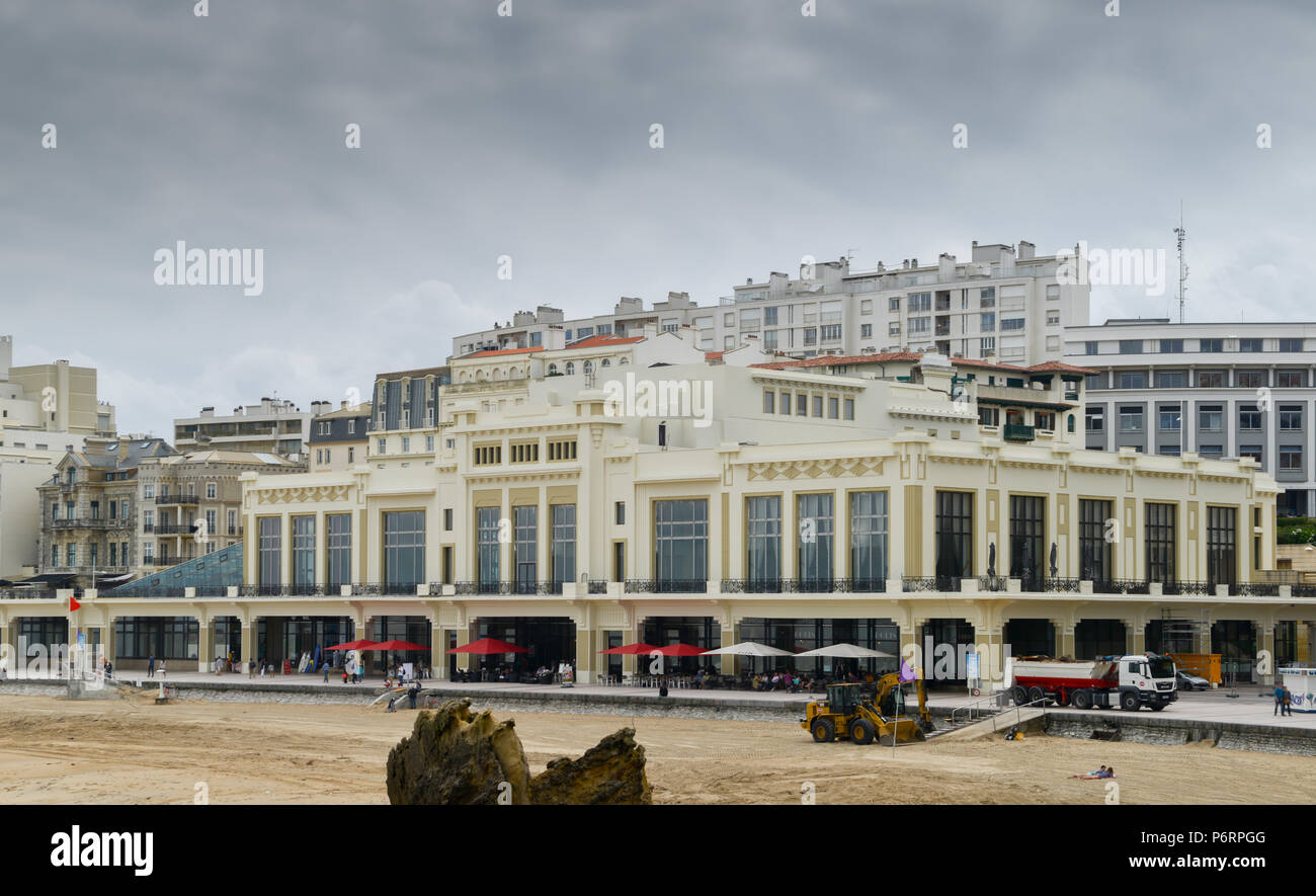 People relaxing on the promenade of the Grand Plage in in Biarritz ...