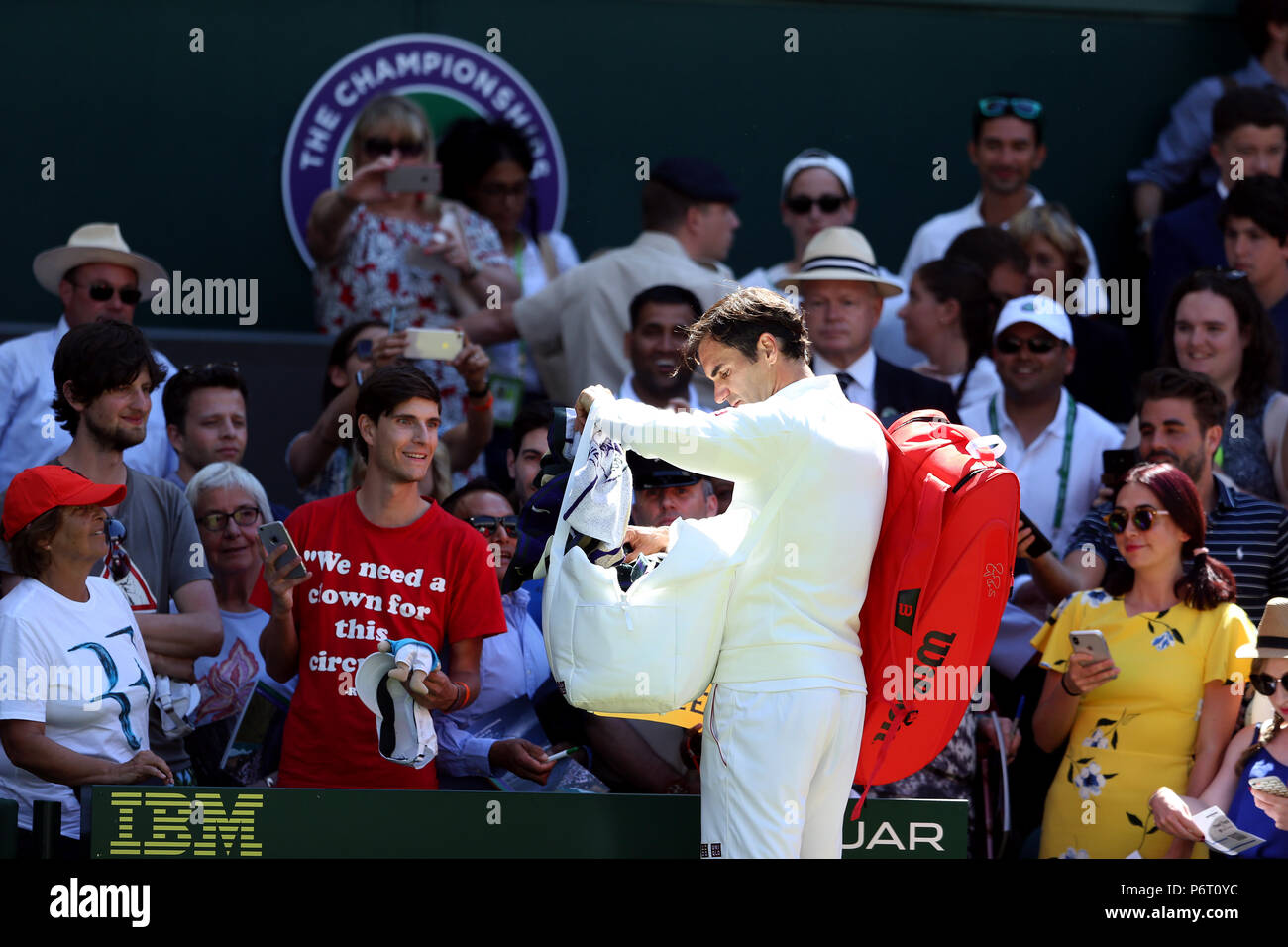 Roger federer acknowledges crowd hi-res stock photography and images ...