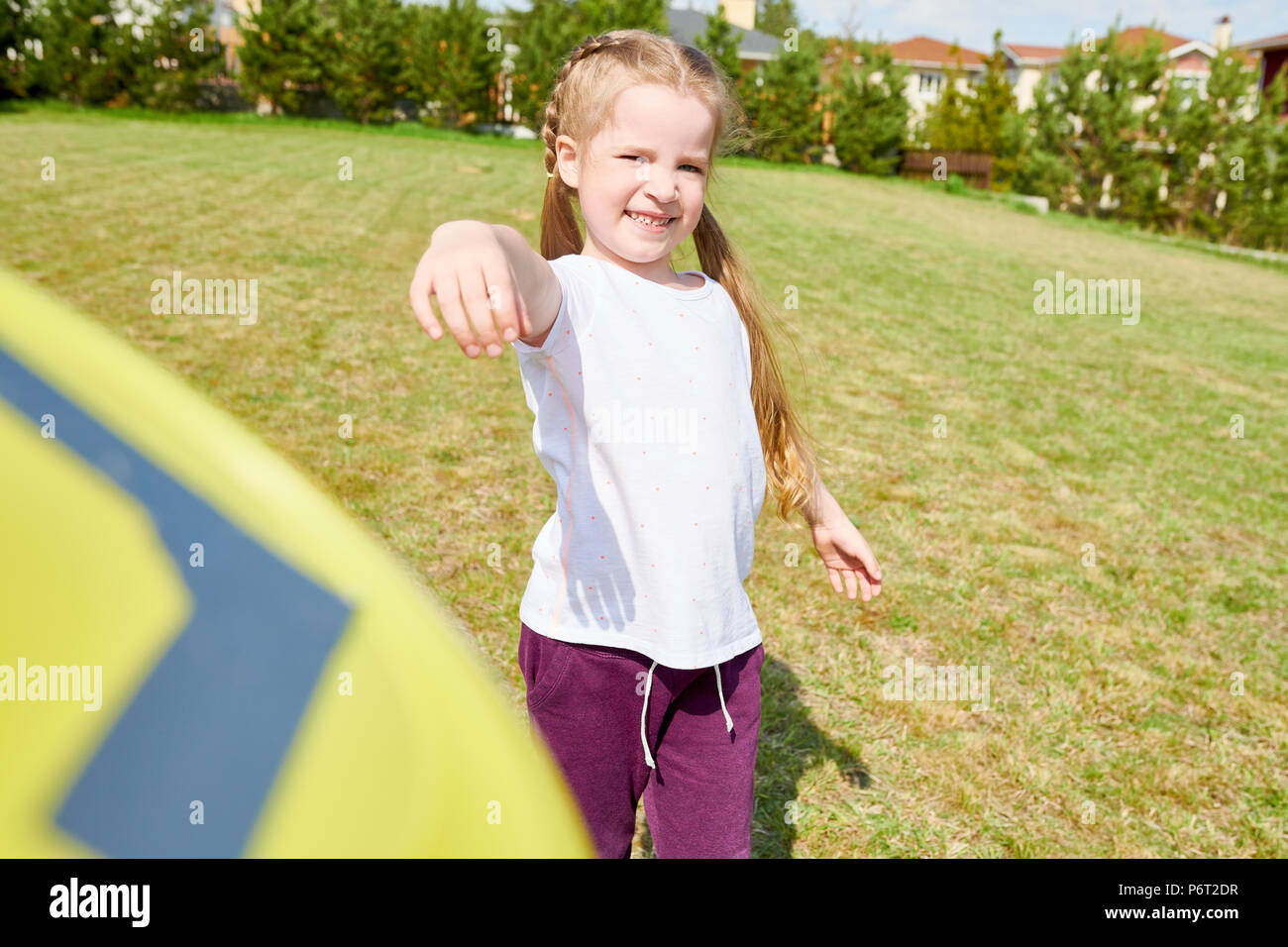 Girl Playing Frisbee Stock Photo - Alamy