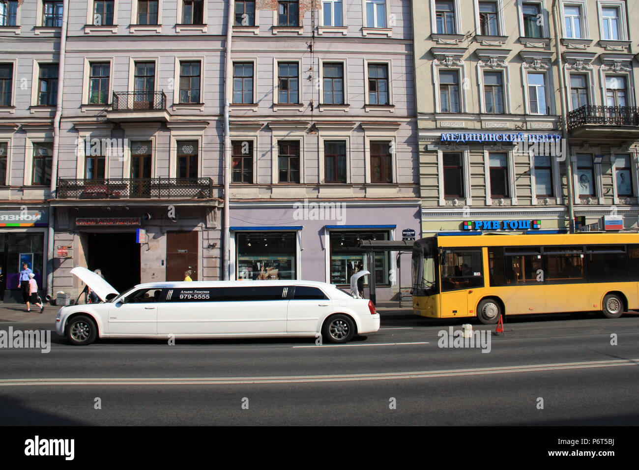 Stretch limousine hi-res stock photography and images - Alamy