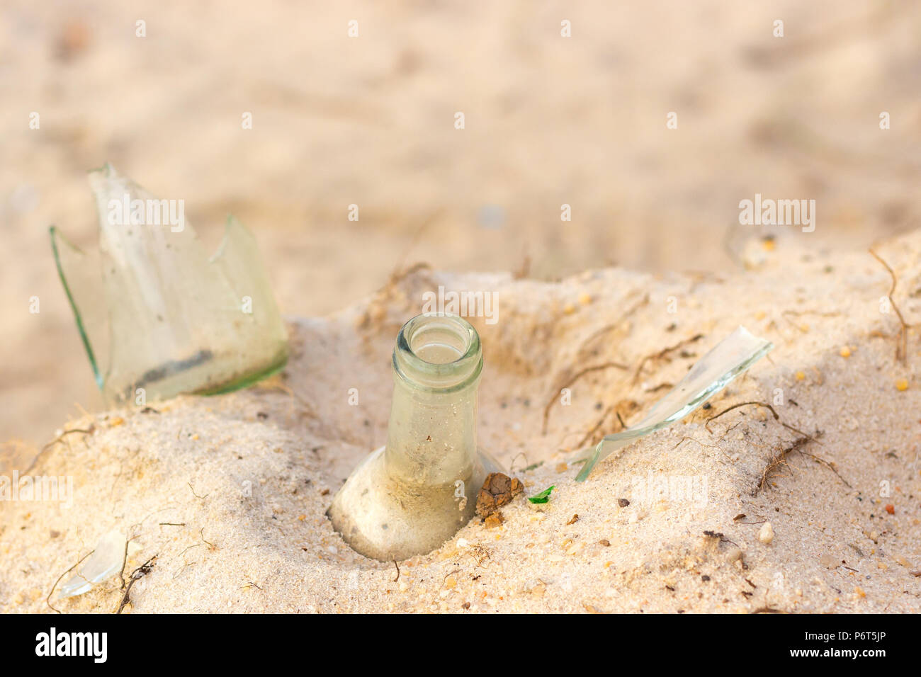 Broken glass on a beach hi-res stock photography and images - Alamy