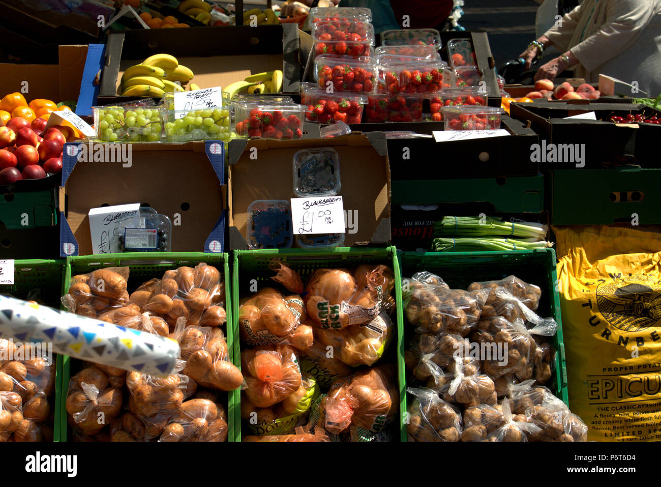 Fruit and vegetable stall Stock Photo - Alamy
