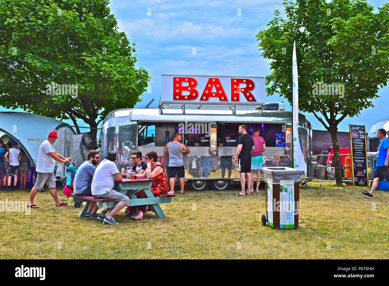 Mobile food outlets hi-res stock photography and images - Alamy