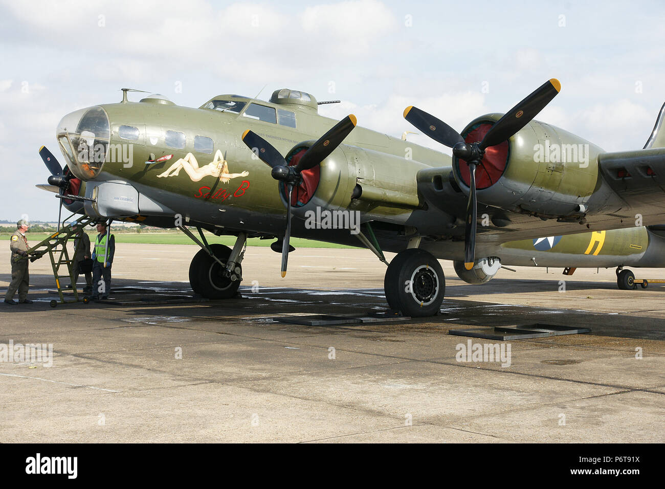 B 17 flying fortress hi-res stock photography and images - Alamy