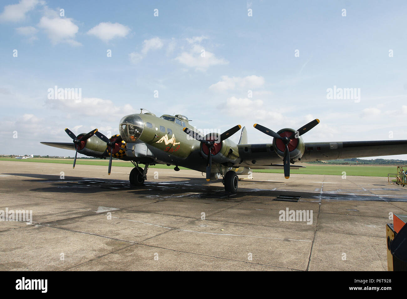 B 17 flying fortress hi-res stock photography and images - Alamy