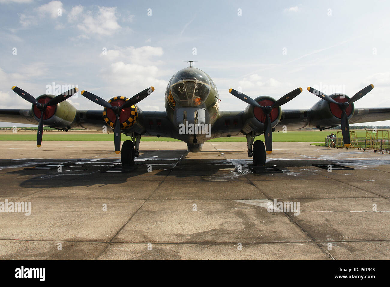 Boeing b 17 bomber formation hi-res stock photography and images - Alamy