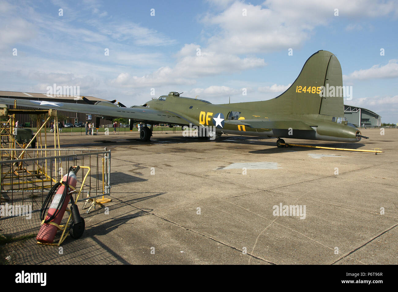Boeing b 17 bomber formation hi-res stock photography and images - Alamy