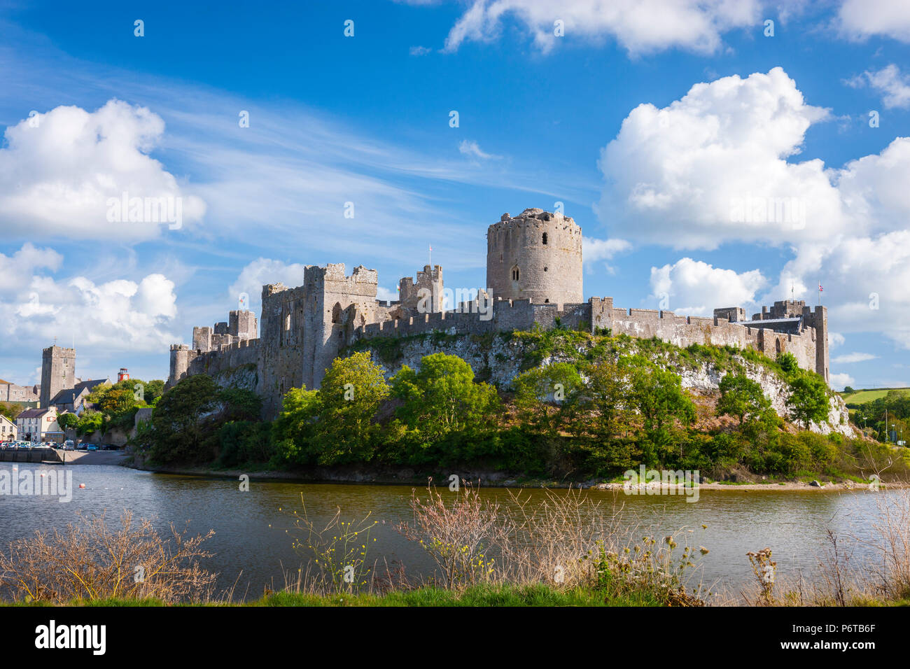 Pembroke castle hi-res stock photography and images - Alamy