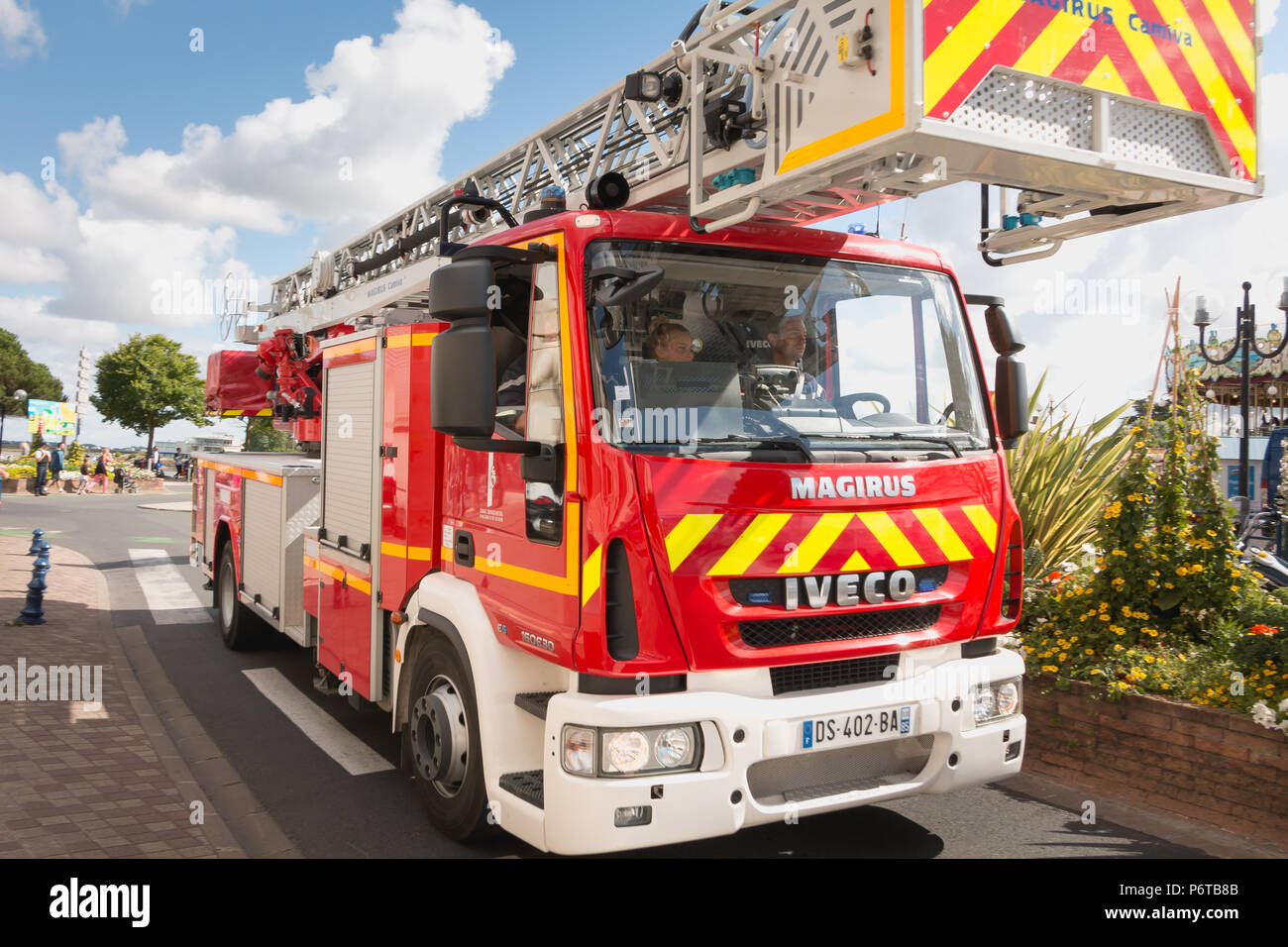 French fire department ladder truck hi-res stock photography and images ...