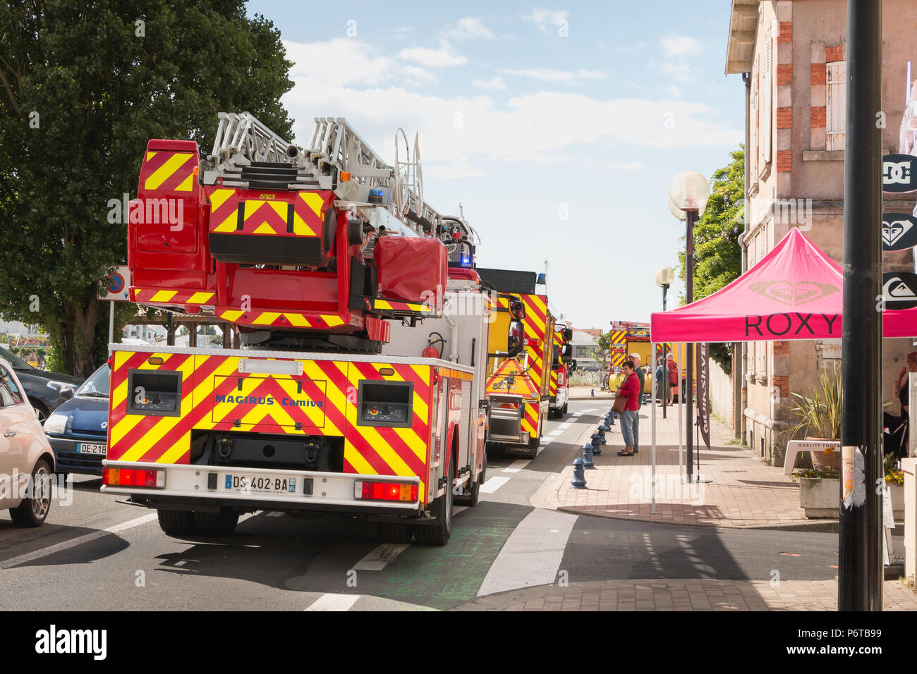 French fire department ladder truck hi-res stock photography and images ...
