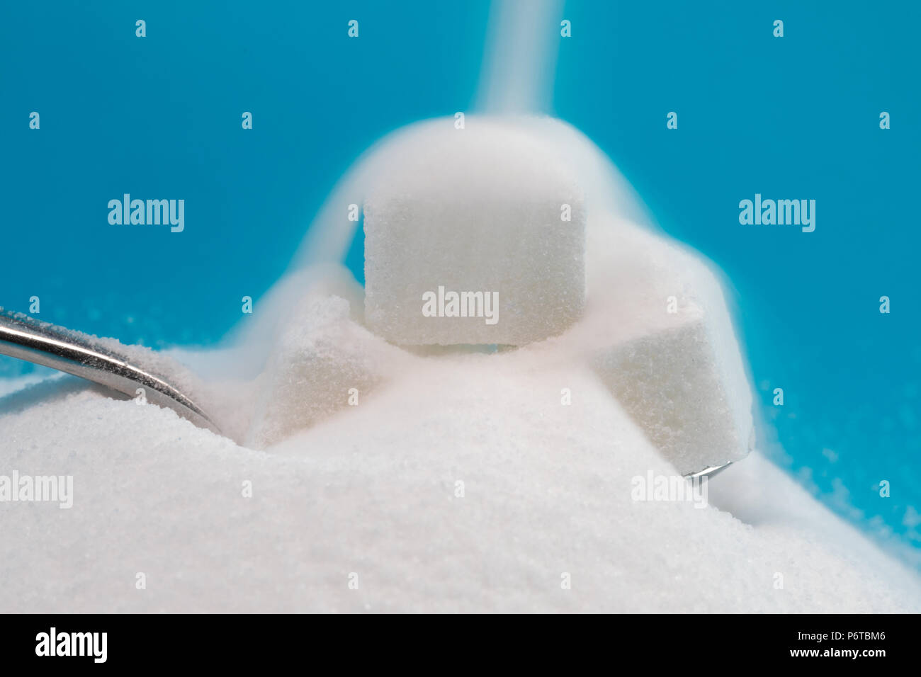 Sugar and sugar lumps on a tea spoon Stock Photo - Alamy