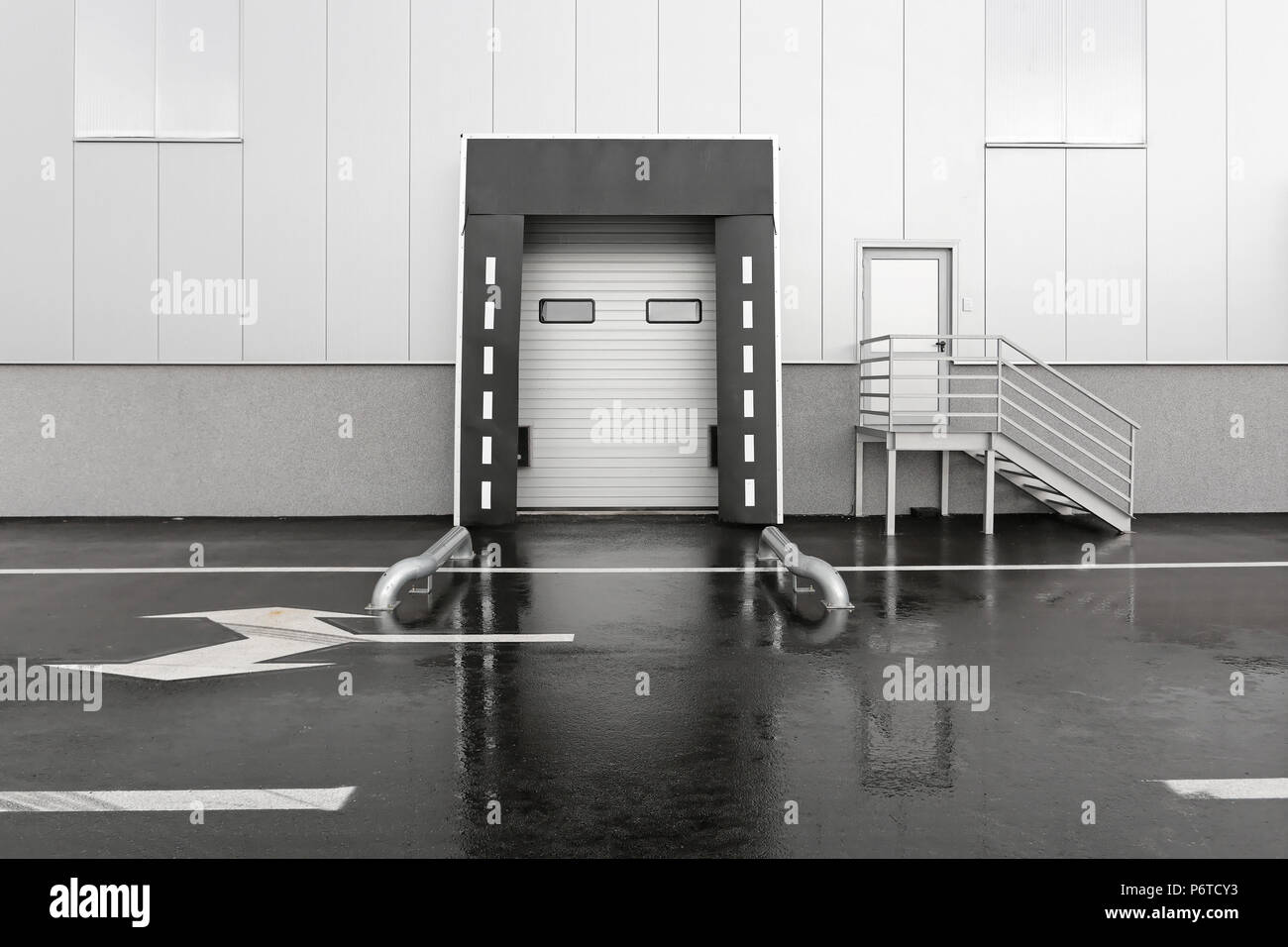 Loading dock for trucks at distribution warehouse Stock Photo - Alamy