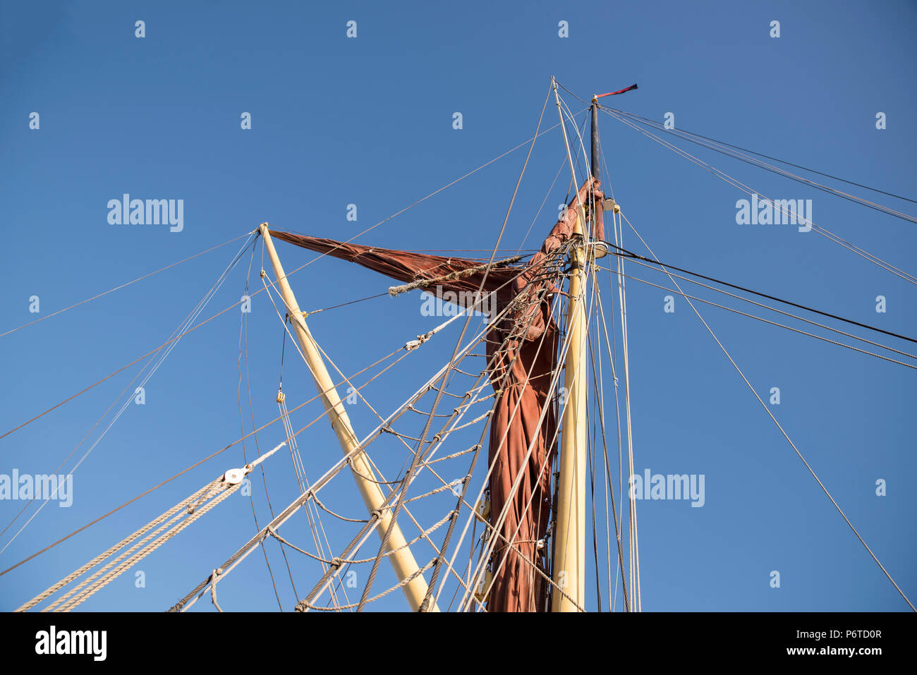 Tall mast hi-res stock photography and images - Alamy
