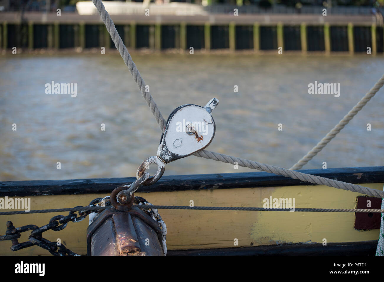 Barge rope pully Stock Photo - Alamy