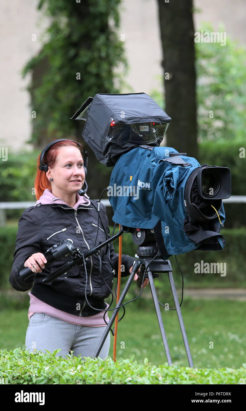Camerawoman High Resolution Stock Photography and Images - Alamy
