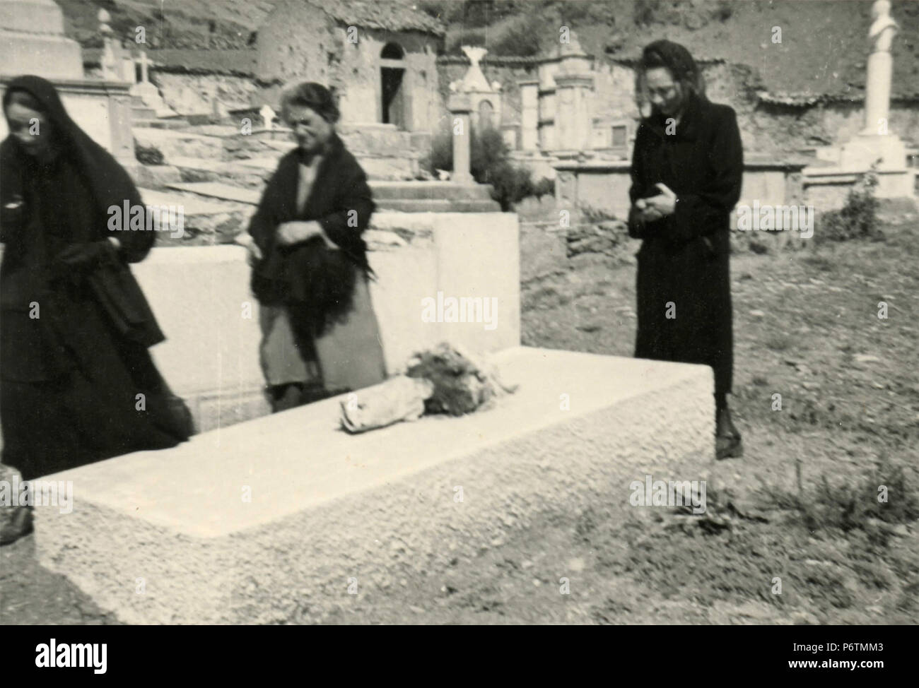 Women at tomb hi-res stock photography and images - Alamy