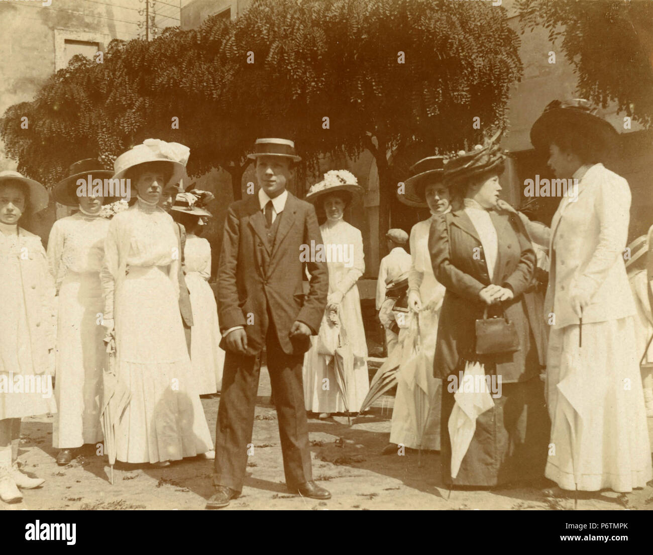 Hats 1900s hi-res stock photography and images - Alamy