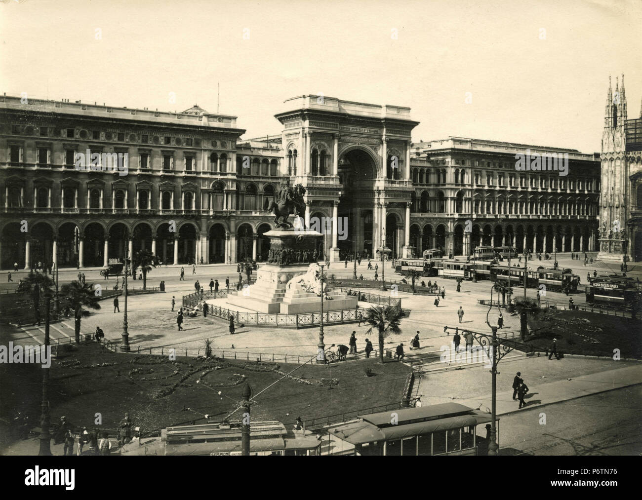 Cathedral square, Milan, Italy 1900s Stock Photo - Alamy