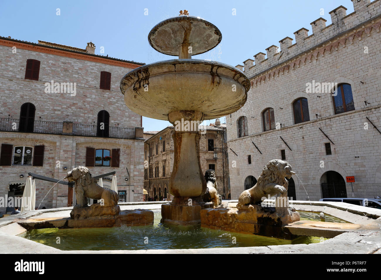 Fontana in Piazza del Comune,Piazza del Comune ,Fassade,Assisi,Umbrien ...