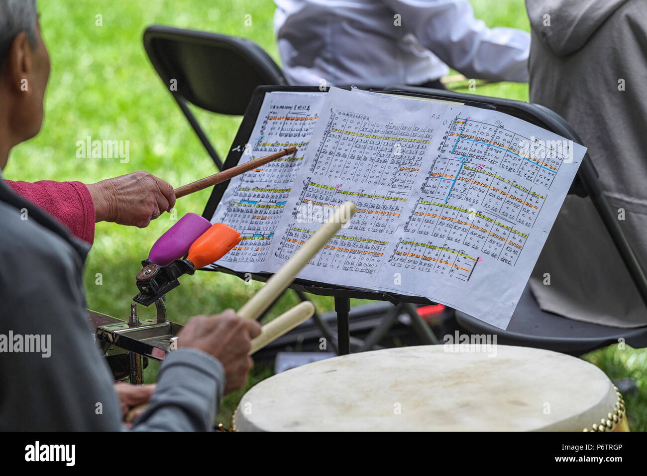 Chinese play musical instruments hi-res stock photography and images ...