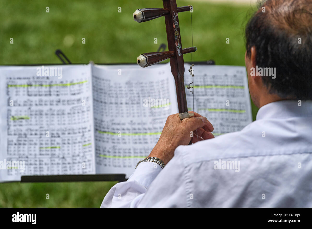 Man playing erhu chinese violin hi-res stock photography and images - Alamy