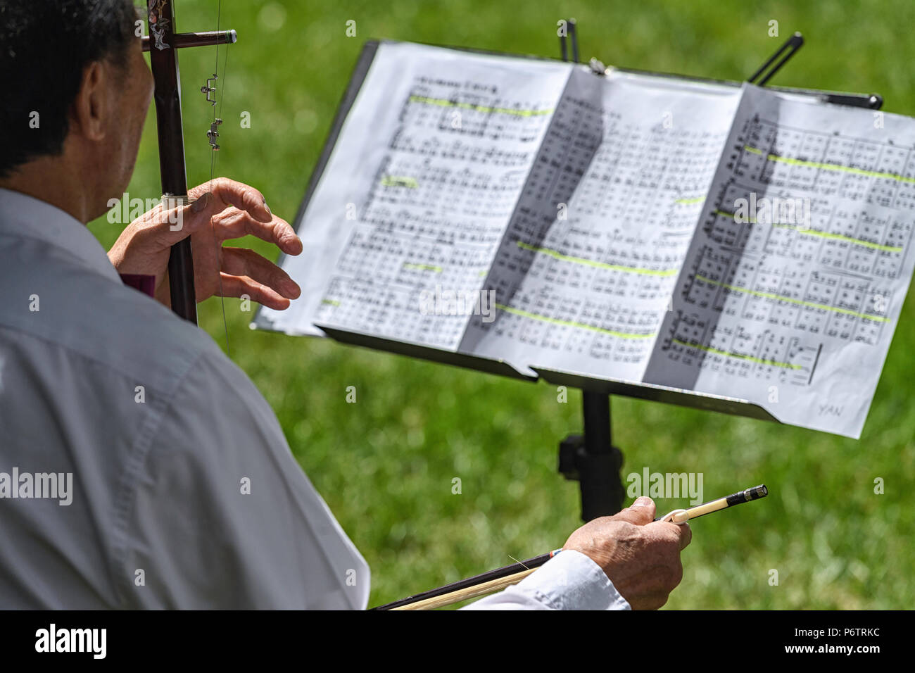 Man playing erhu chinese violin hi-res stock photography and images - Alamy