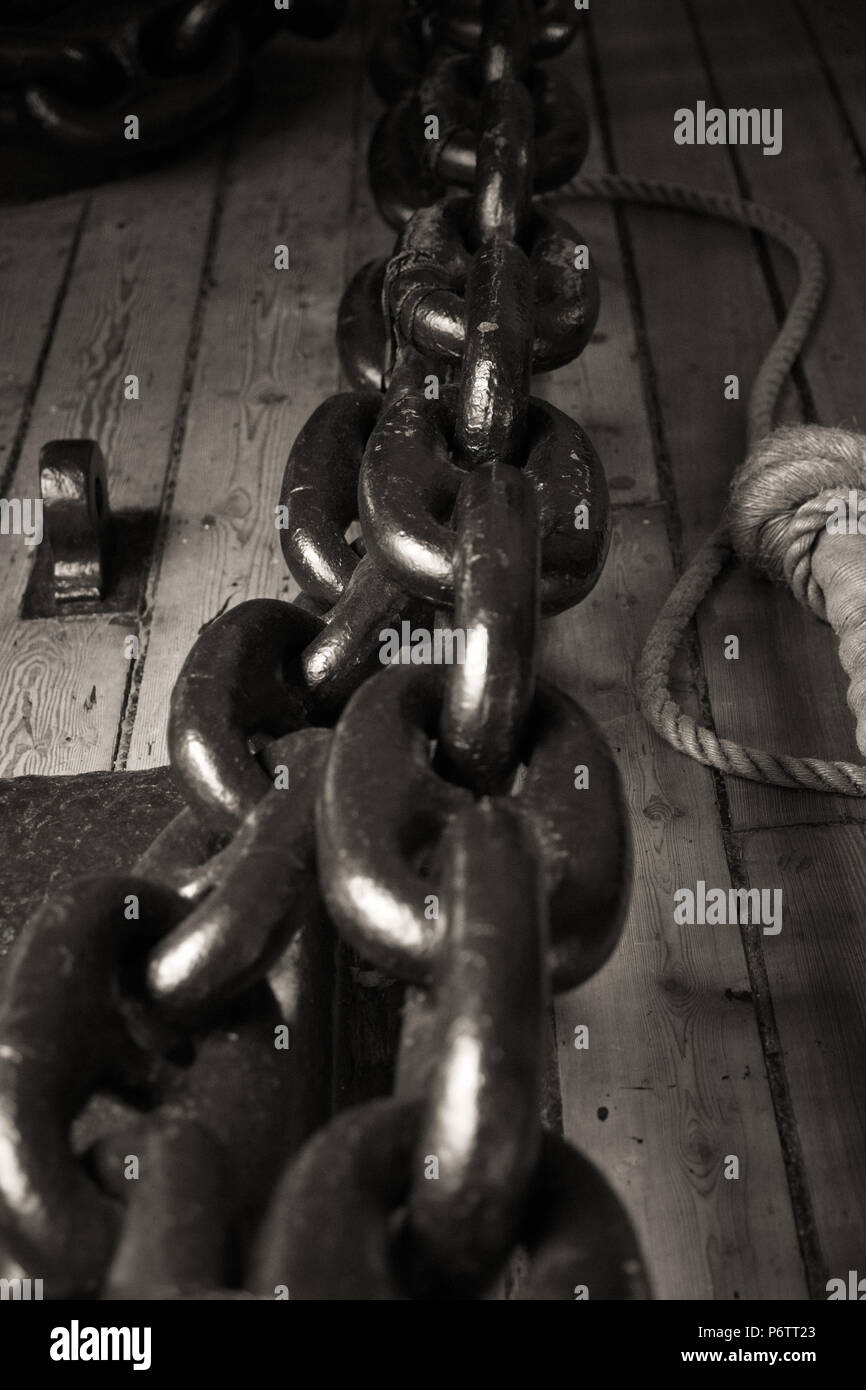 Old ships anchor chain hi-res stock photography and images - Alamy