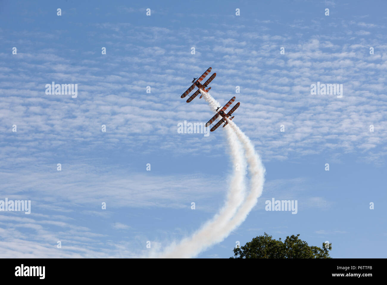 Acrobatic airplanes hi-res stock photography and images - Alamy