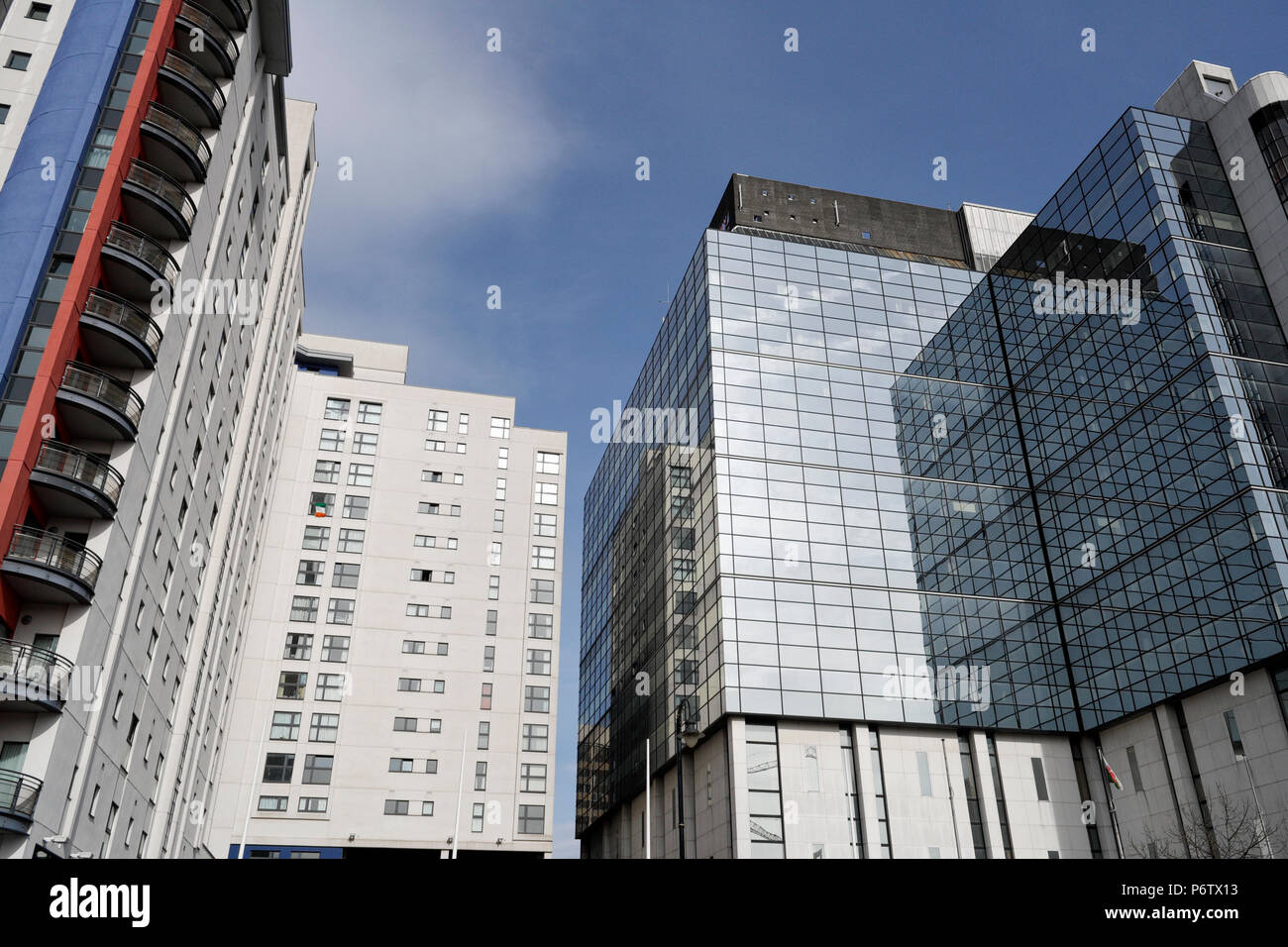 Tall glass highrise office buildings hi-res stock photography and ...
