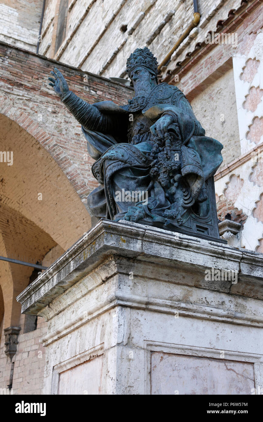 Statue of pope julius iii perugia hi-res stock photography and images ...