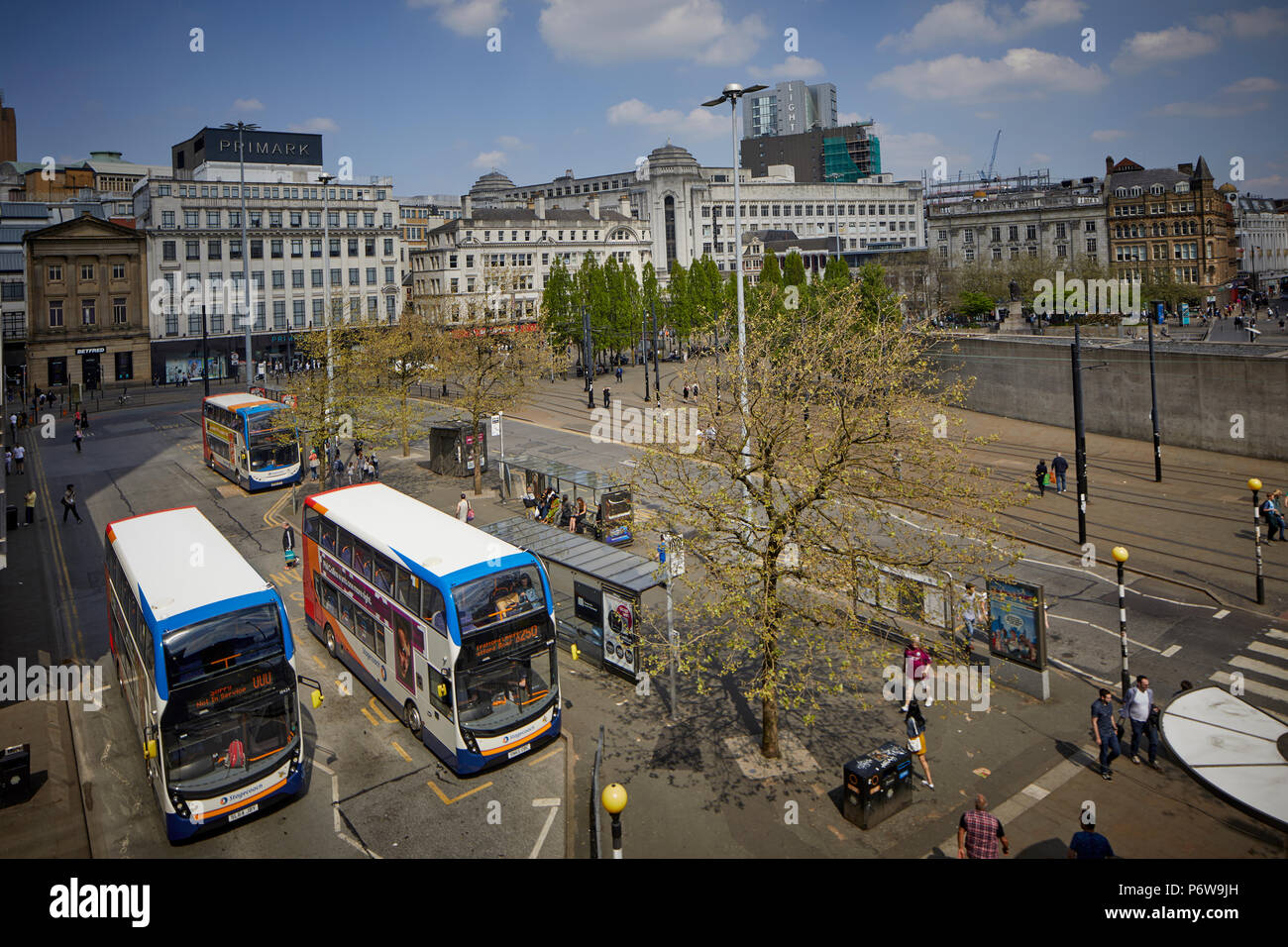 Piccadilly gardens bus manchester hi-res stock photography and images ...