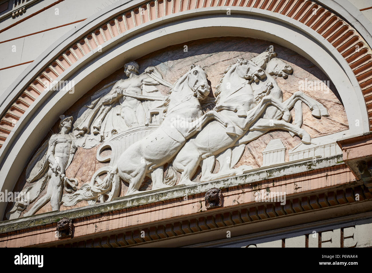Manchester Opera House chariot, figures on the exterior Stock Photo - Alamy