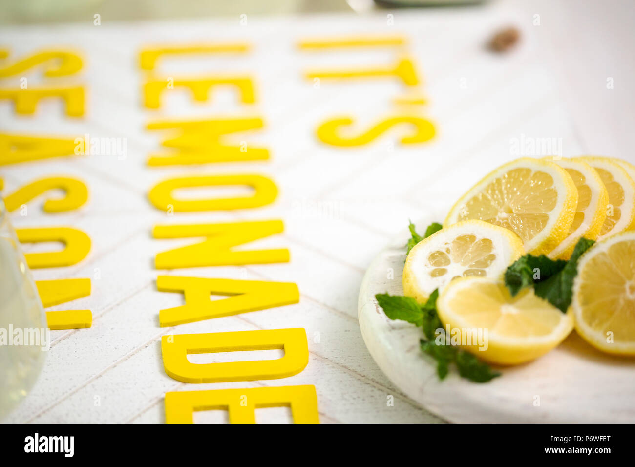 it's lemonade season wood sign with glass of fresh lemonade Stock Photo ...