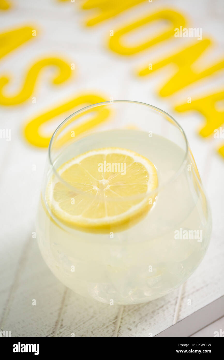 it's lemonade season wood sign with glass of fresh lemonade Stock Photo ...