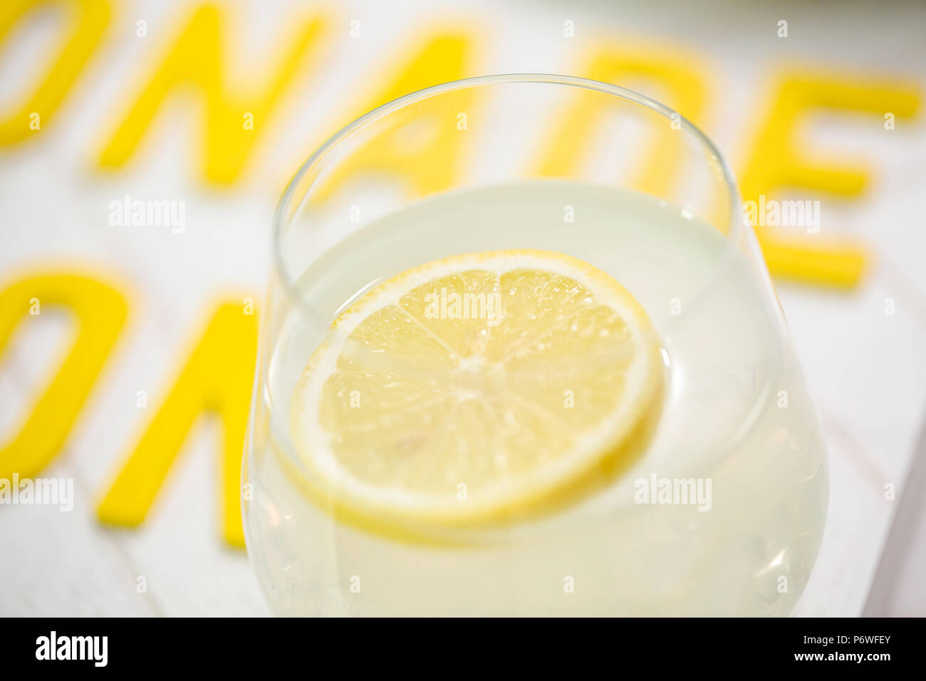 it's lemonade season wood sign with glass of fresh lemonade Stock Photo ...