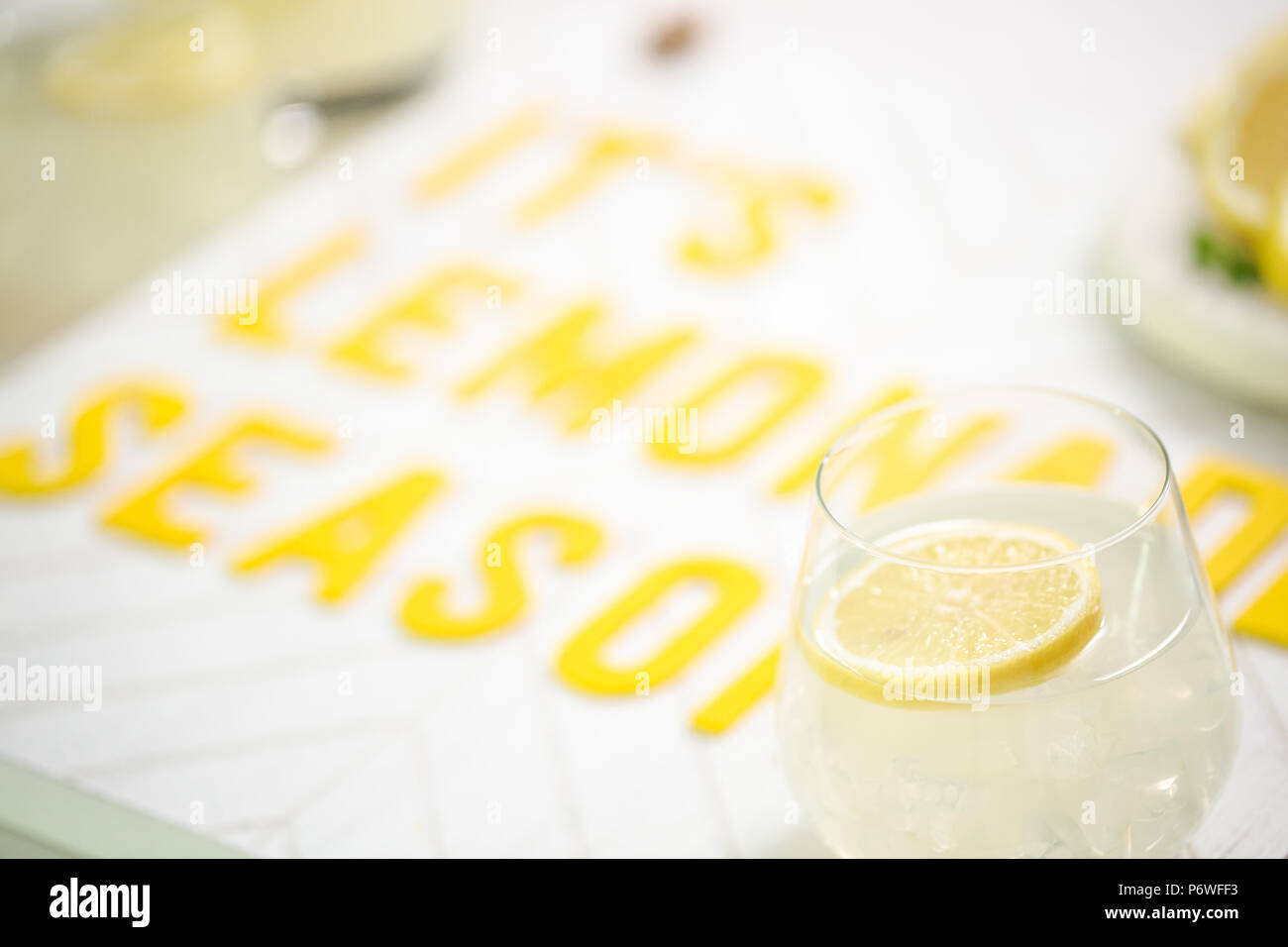 it's lemonade season wood sign with glass of fresh lemonade Stock Photo ...