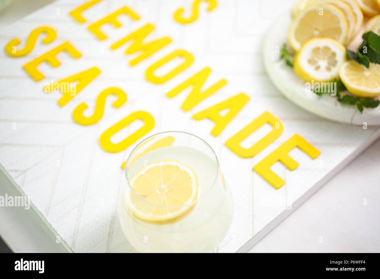 it's lemonade season wood sign with glass of fresh lemonade Stock Photo ...