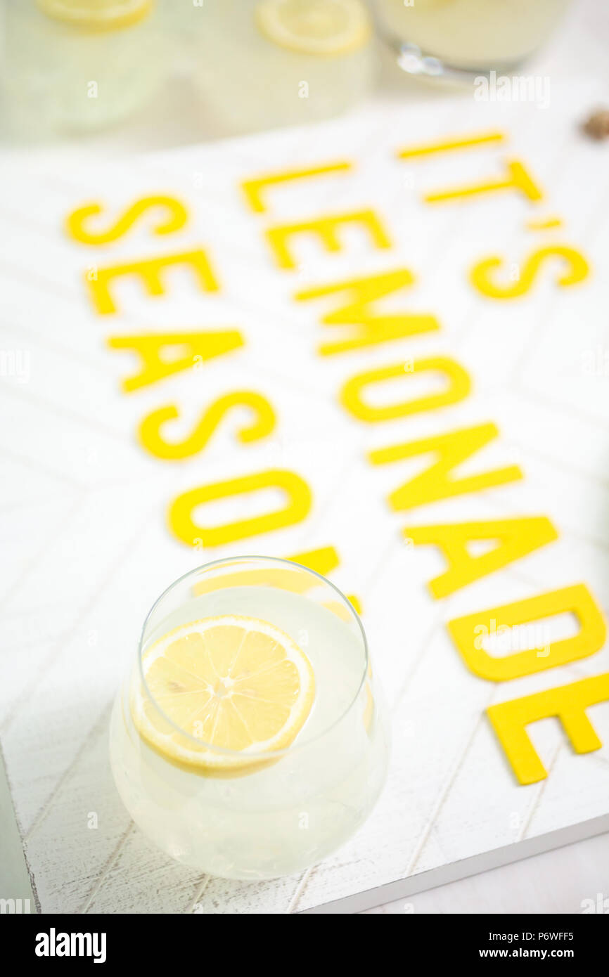 it's lemonade season wood sign with glass of fresh lemonade Stock Photo ...